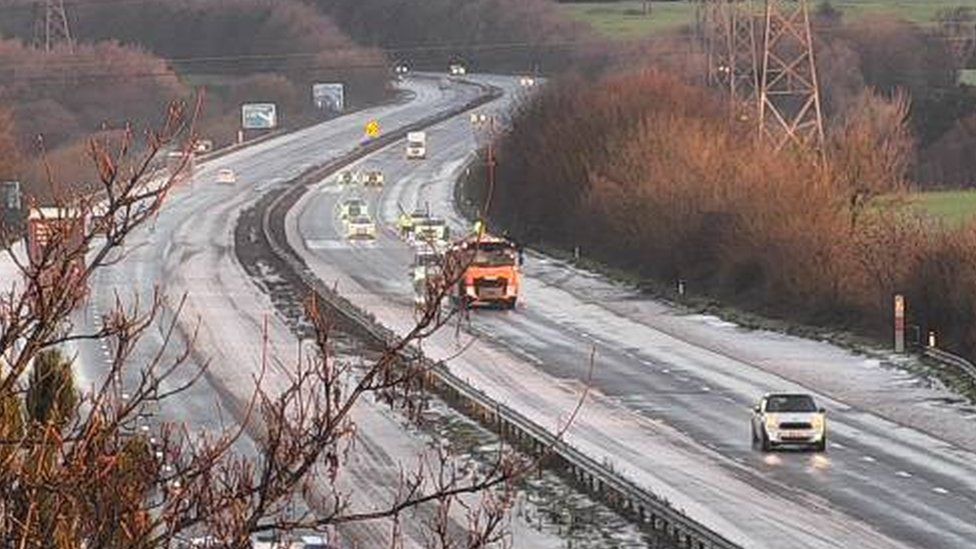 Rhybuddion ar y ffyrdd yn dilyn rhew ac eira - BBC Cymru Fyw