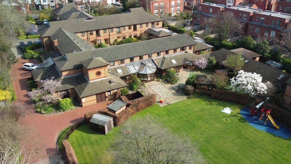 Francis House: Veteran children's hospice boss to step down - BBC News