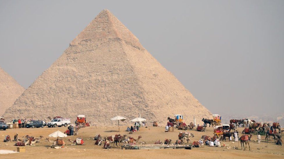 Egypt pyramid: Plans to renovate Giza put on hold - BBC Newsround