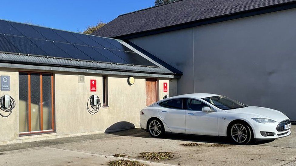 Agor hwb gwefru ceir trydan mwyaf Cymru yn Y Rhyl - BBC Cymru Fyw