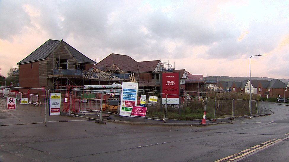 Rhybudd am adeiladu tai 'diangen' yng Nghaerdydd - BBC Cymru Fyw