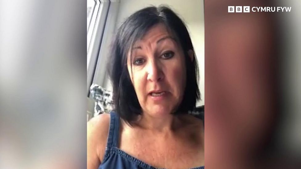 Dyn ifanc wedi ei gyfeirio at wasanaeth cwnsela cyn marw - BBC Cymru Fyw