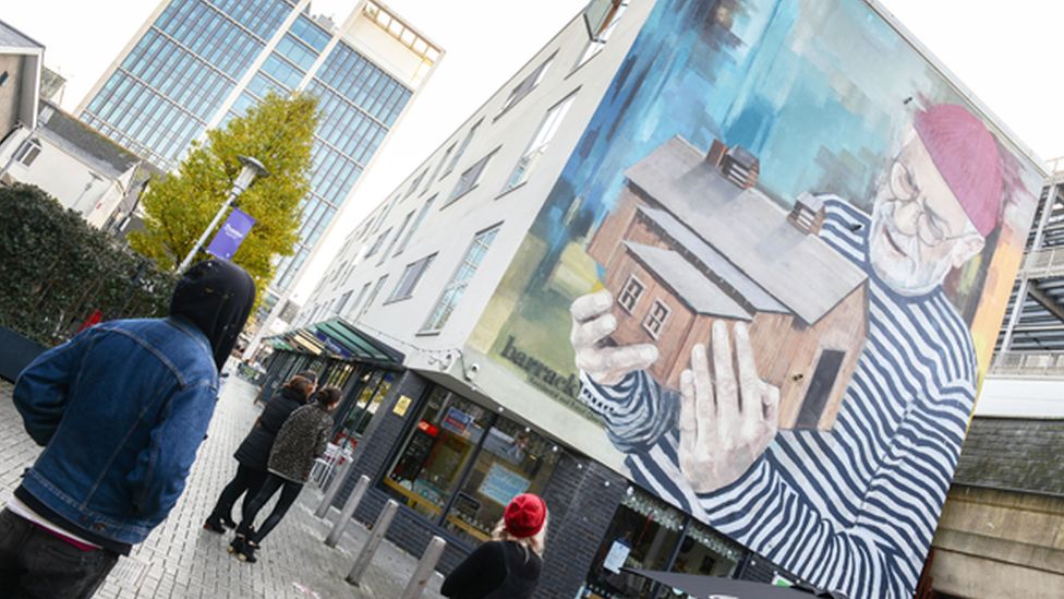 Cardiff water tower 50ft high mural unveiled - BBC News