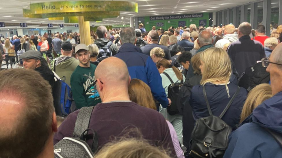 Bristol Airport passengers face 'unacceptable' security queues - BBC News