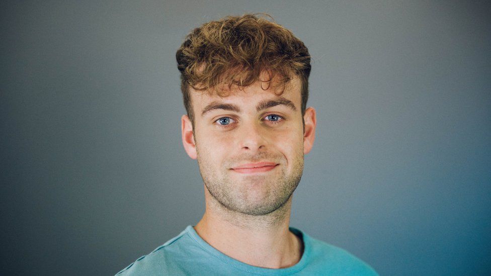 Ateb y Galw: Yr actor a cherddor Iwan Fôn - BBC Cymru Fyw