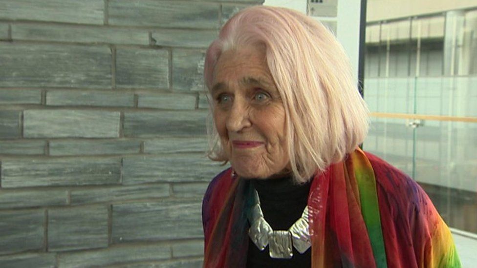 Dilys Price: World's oldest female skydiver dies - BBC News