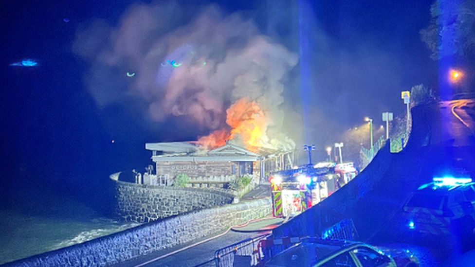 Fire breaks out at Guernsey restaurant in early hours - BBC News