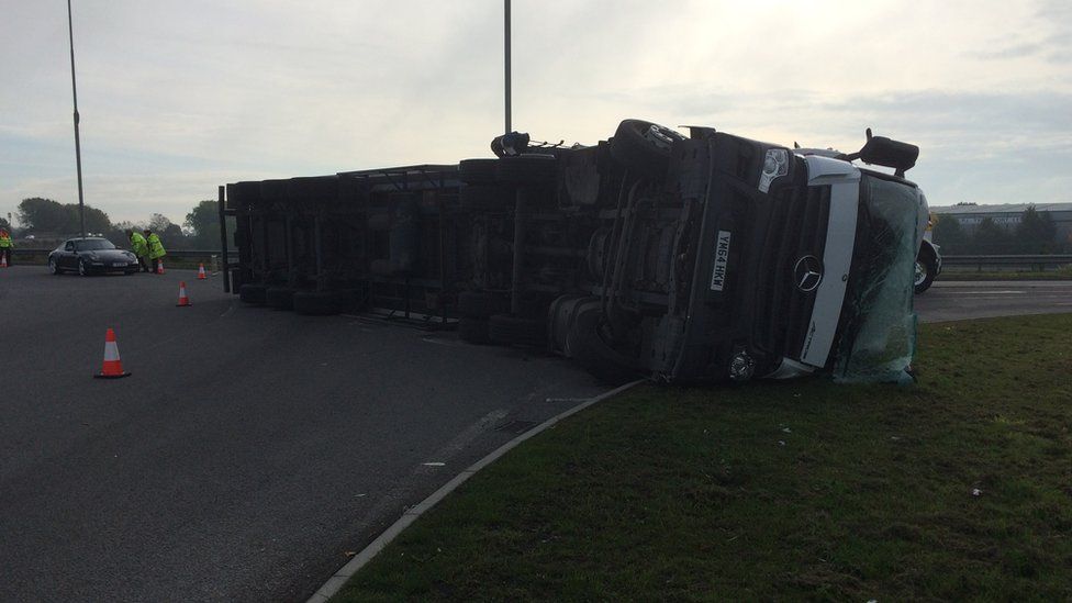 Bedfordshire overturned lorry causes disruption near M1 - BBC News