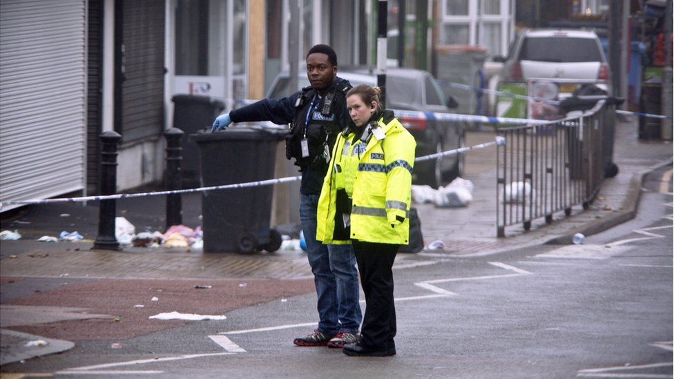 Gun shot victim found in Luton school car park - BBC News