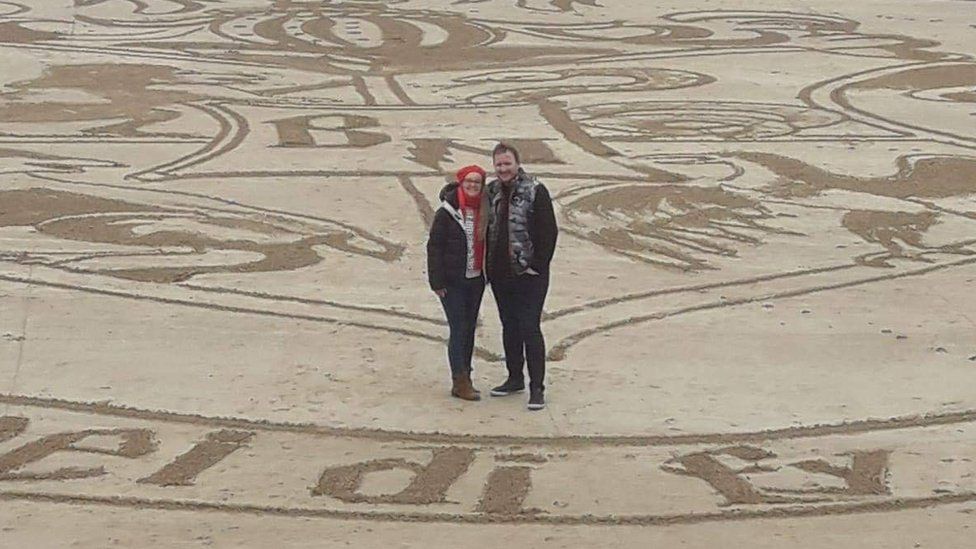 Datrys dirgelwch cwestiwn ar dywod - BBC Cymru Fyw