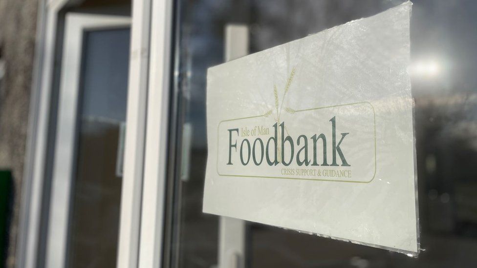 Foodbank adapts to help people struggling with bills stay warm - BBC News