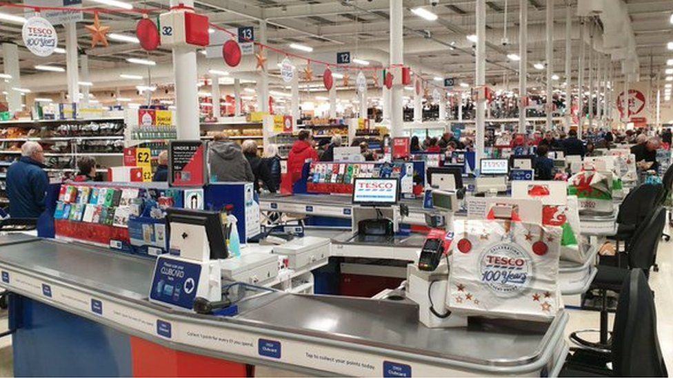 Christmas: Supermarket shoppers in Wales face long queues - BBC News