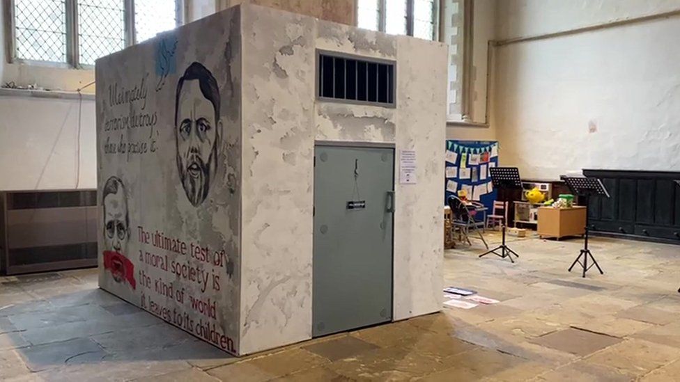 Navalny tributes left at cell replica installation - BBC News