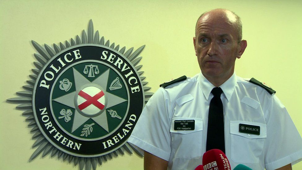 Alan Todd: Senior PSNI commander to stand down - BBC News