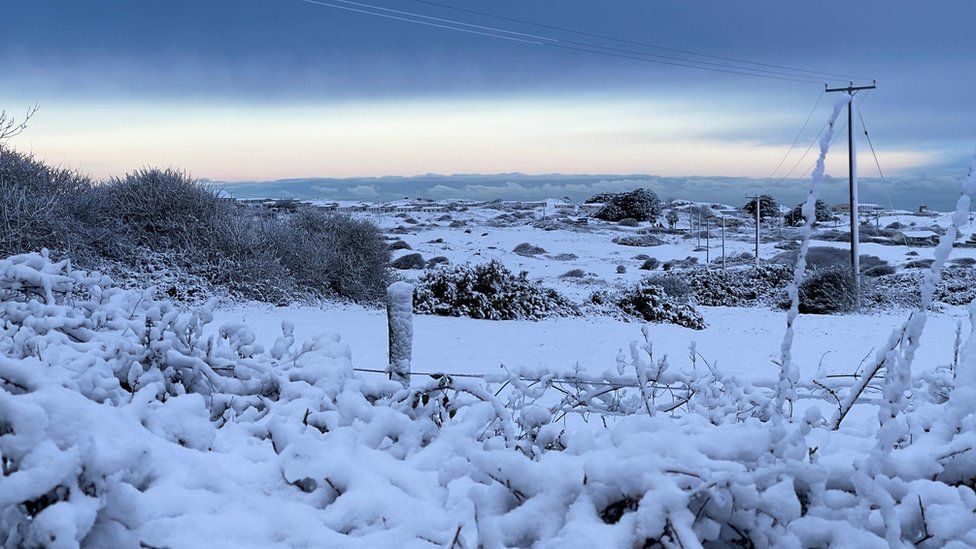 Heavy snow forces schools to close in Cornwall - BBC Newsround