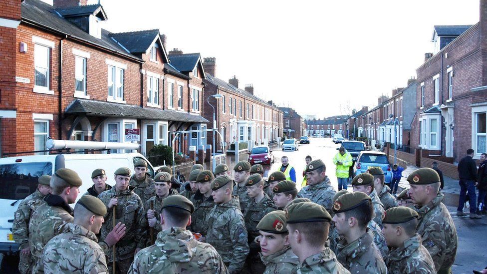 UK Floods: Soldiers learn to assemble new flood defences - BBC News