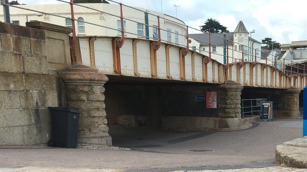 Dawlish underpass shut for railway sea wall work - BBC News
