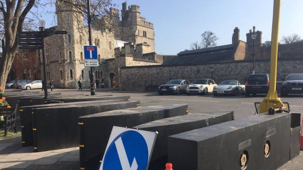 Windsor Castle's permanent anti-terror barriers to cost £1.9m - BBC News
