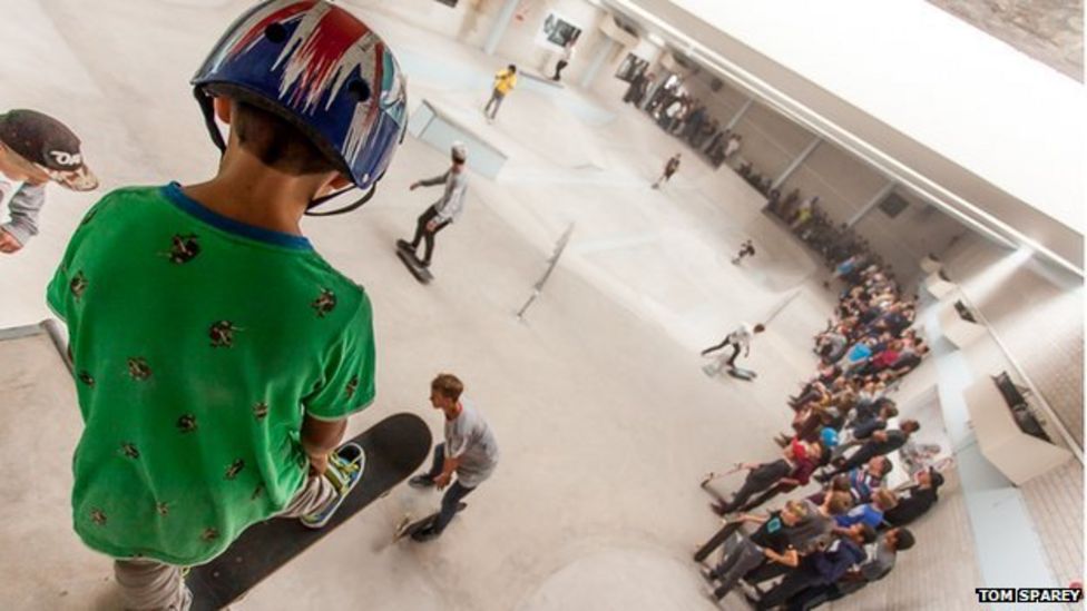 Bishopsworth pool attracts hundreds of skateboarders - BBC News