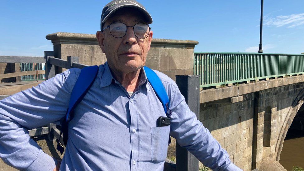 Gainsborough river search continues for missing teenager - BBC News