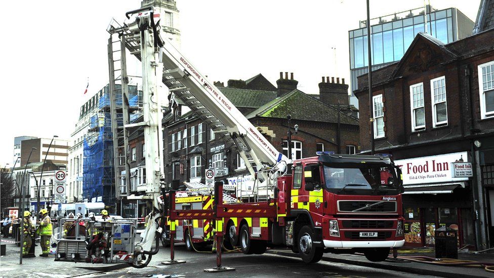 Luton town centre fire: Road closed for four hours - BBC News