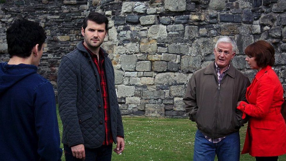 Pum munud gyda'r actor Gwion Tegid - BBC Cymru Fyw