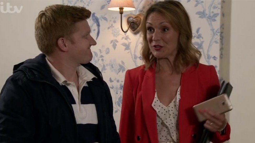 Cath Ayres a meistroli acen Corrie - BBC Cymru Fyw