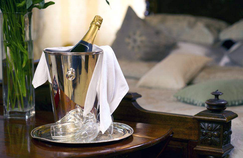 The rise of the 'afternoon delight' hotel booking - BBC News