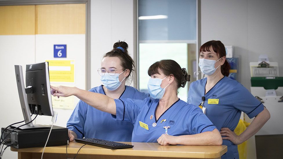 Scottish junior doctors vote in favour of 72-hour strike - BBC News