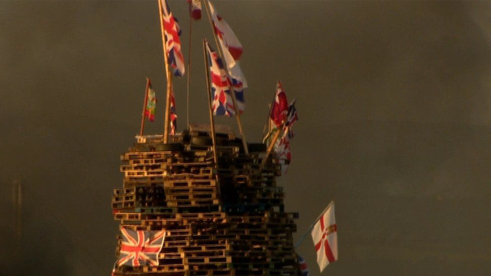 Londonderry bonfire: Flags burned and missiles thrown - BBC News