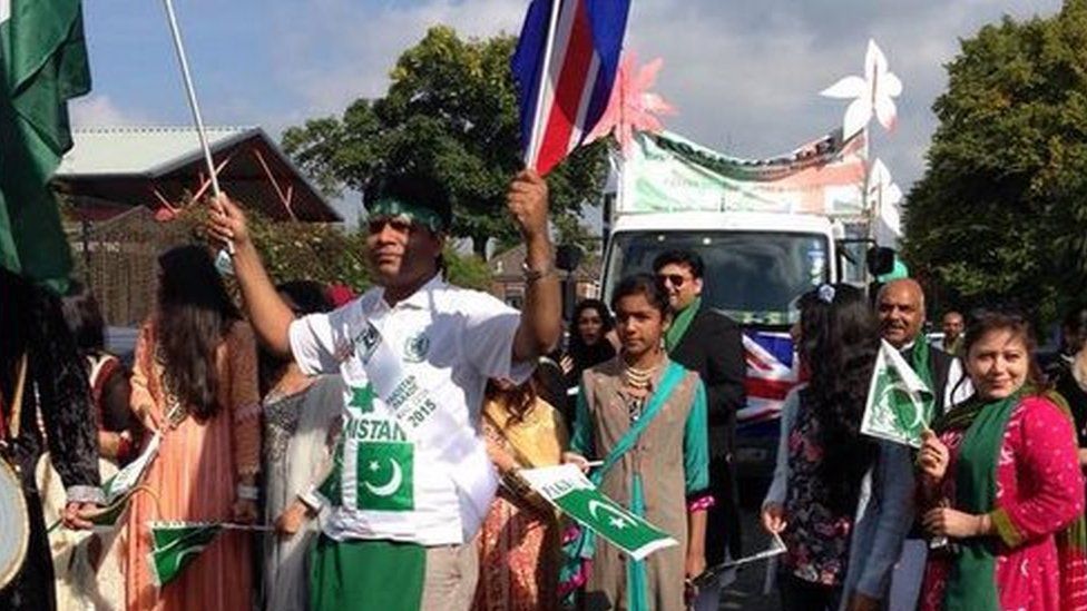 Pakistan Parade: Crowds gathered in Rusholme's Curry Mile - BBC News