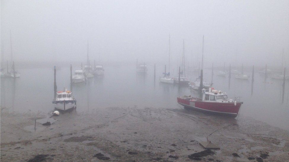 In pictures: Fog covers much of UK - BBC News
