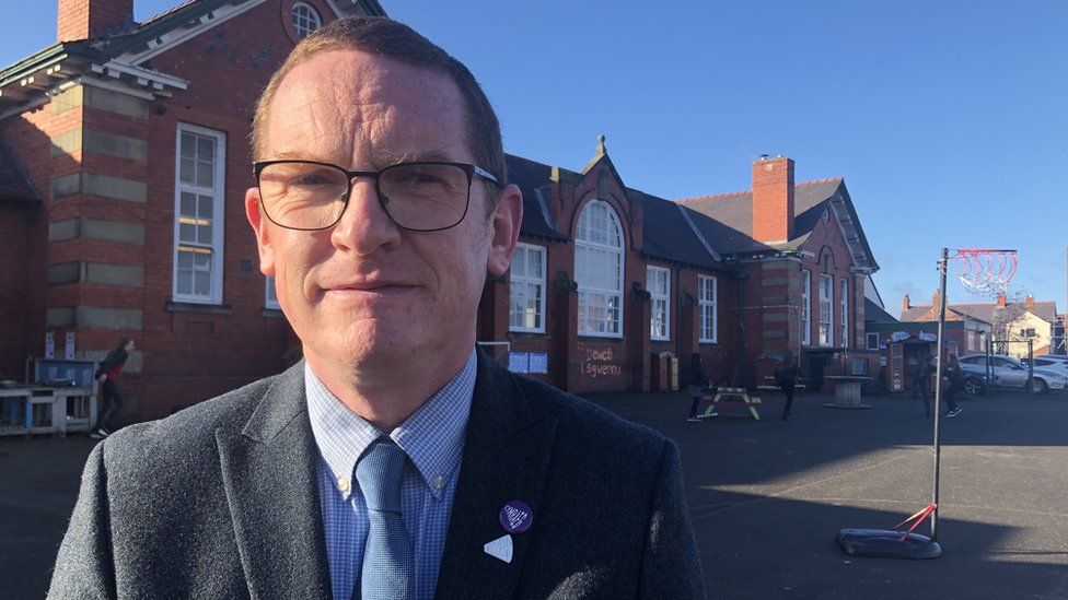 Sut mae cymryd y cam nesaf i'r Gymraeg yn Sir y Fflint? - BBC Cymru Fyw