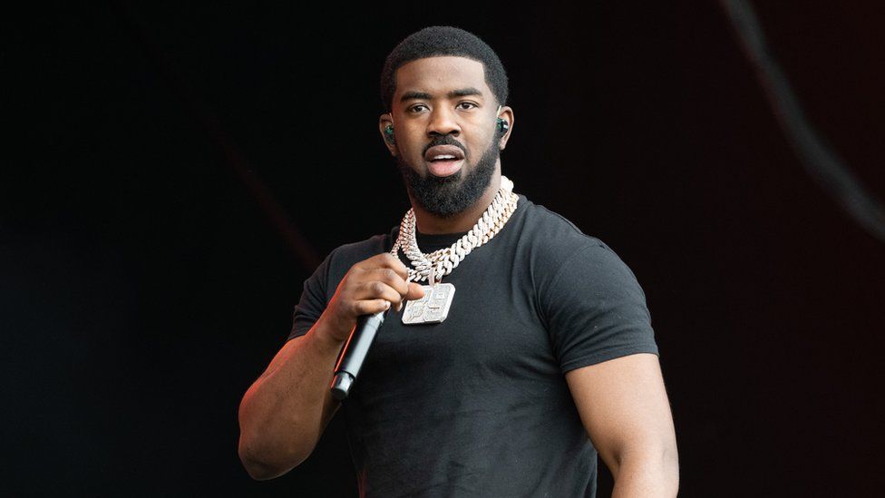 In pictures: Atmosphere builds on day one of Reading Festival - BBC News