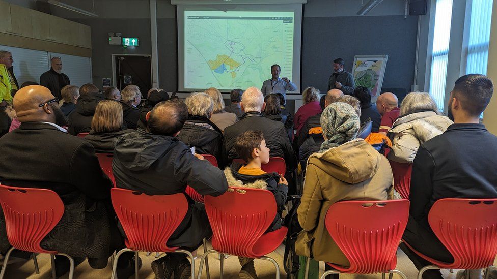 BBC Radio 1's Big Weekend in Luton 'will force cafe to close' - BBC News