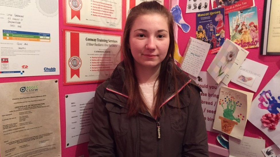 Parents welcome 30 hours free childcare pilot - BBC News