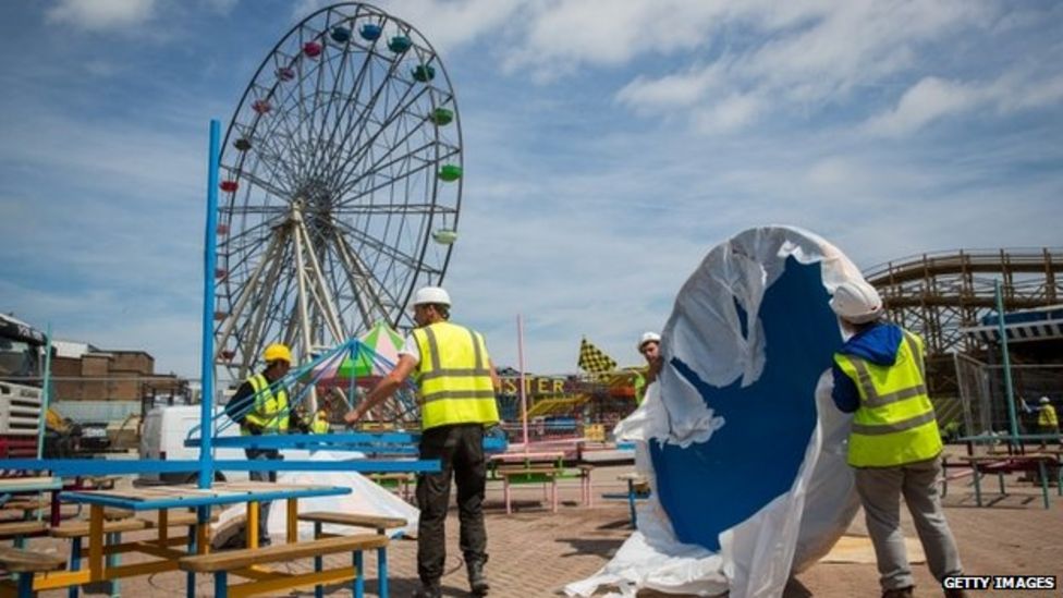 Margate's Dreamland theme park opens to revellers - BBC News