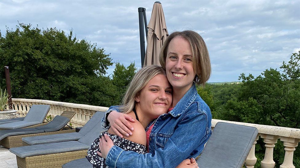 Laura Nuttall: TikTok video of campaigner's journey goes viral - BBC News