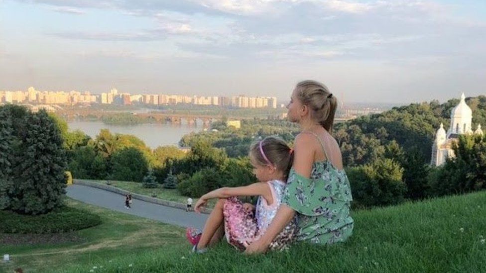 The Ukrainian sisters separated by war - BBC News