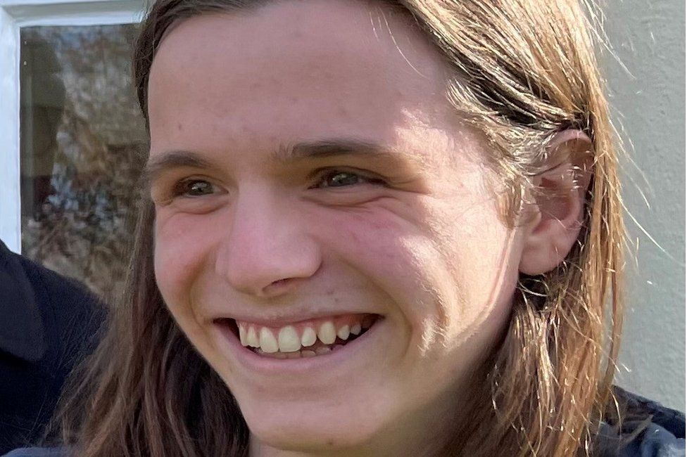 Canwr opera dall am ddangos nad oes rhwystrau - BBC Cymru Fyw