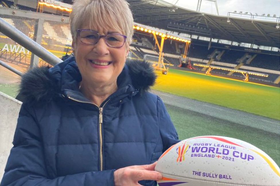 Clive Sullivan Rugby League World Cup ball tribute - BBC News