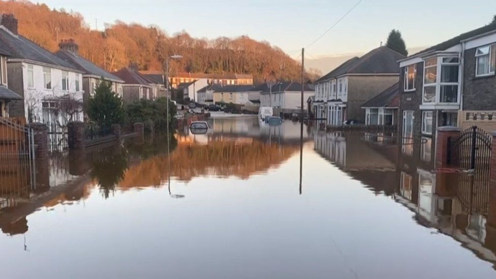 Llifogydd: Dioddefwyr yn gymwys i wneud cais am £1,000 - BBC Cymru Fyw