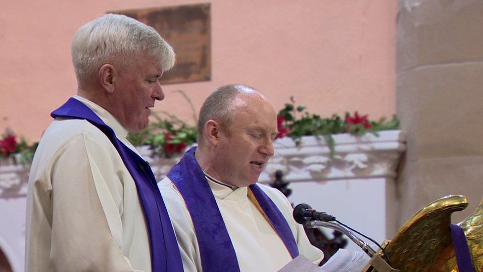 Church of Ireland opens doors to Catholic neighbours - BBC News