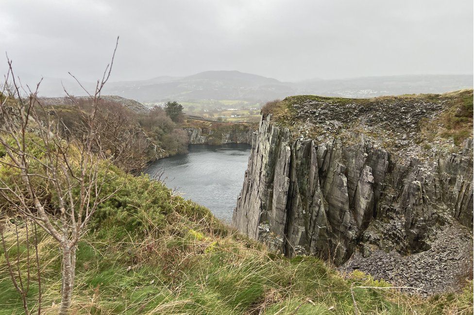 Adrodd stori'r llofruddiaeth wnaeth ysgwyd Ynys Môn - BBC Cymru Fyw