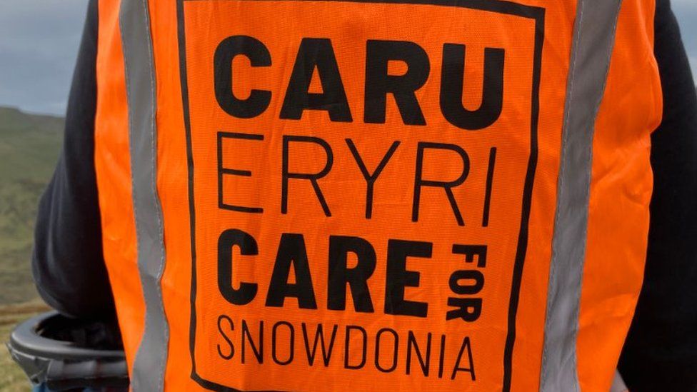 Gwirfoddolwyr Eryri sy'n tacluso llanast y 'lleiafrif' - BBC Cymru Fyw