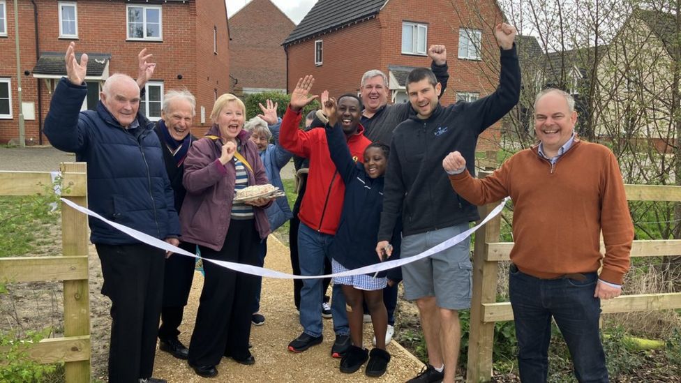 Didcot estate residents hold new footpath opening ceremony - BBC News