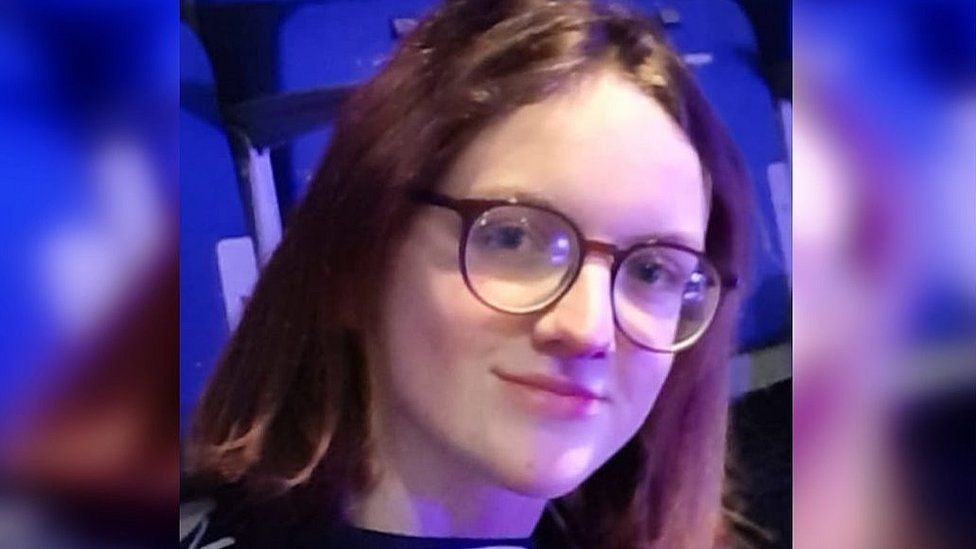 Cwymp 'sylweddol' yn y nifer sy'n astudio'r Gymraeg - BBC Cymru Fyw