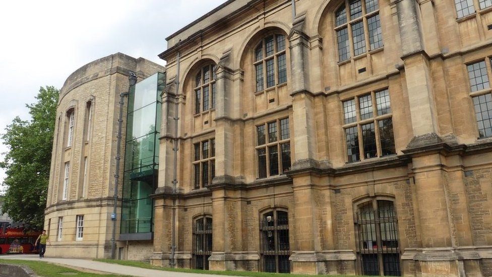 Oxford's Radcliffe Science Library basement 'seeping water' - BBC News