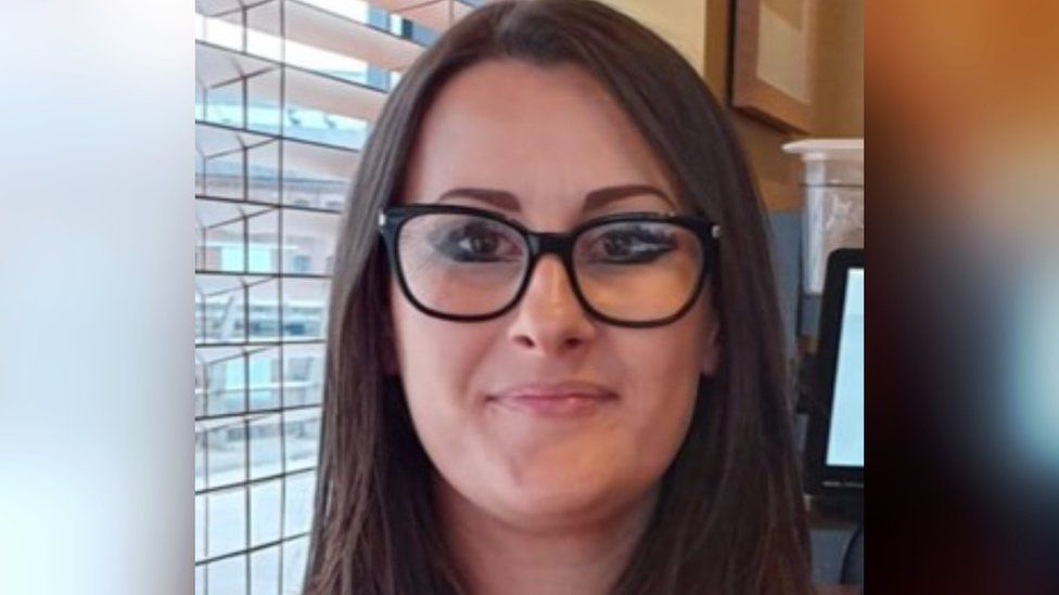 Agor cwest dau gafodd eu canfod yn Afon Tawe ddydd Nadolig - BBC Cymru Fyw