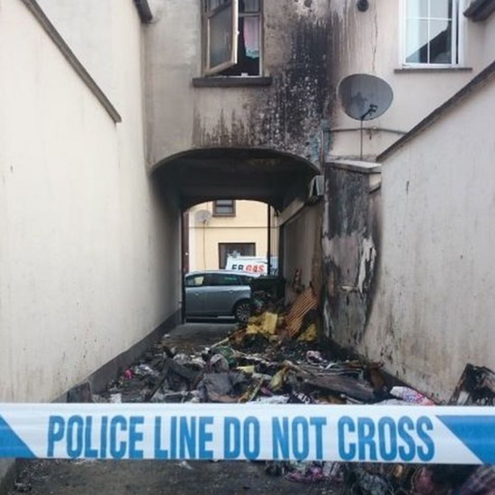 Lurgan alley fire spreads to two houses - BBC News